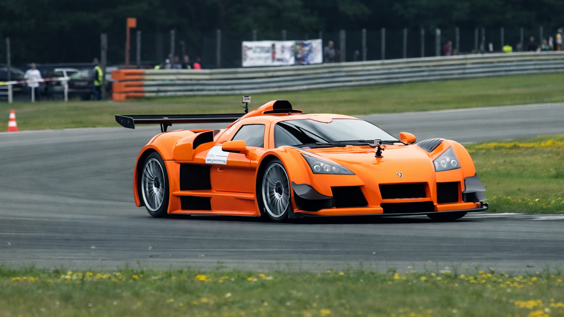 Gumpert Apollo shows power on the race track