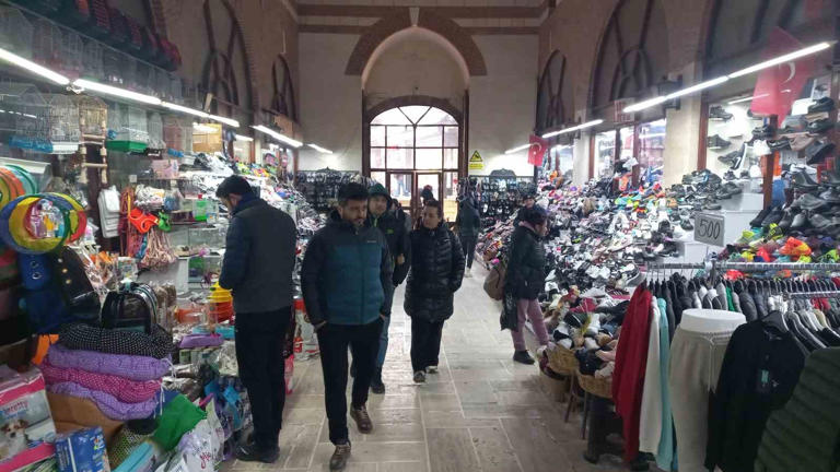 Edirne’de dondurucu soğuk: Edirneliler evde, Bulgarlar mağazalarda