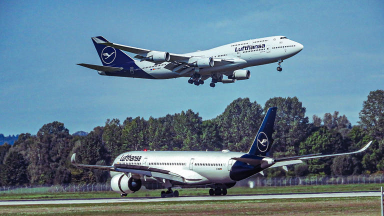 Here’s how much bigger the Boeing 747-400 is compared to the Airbus A350
