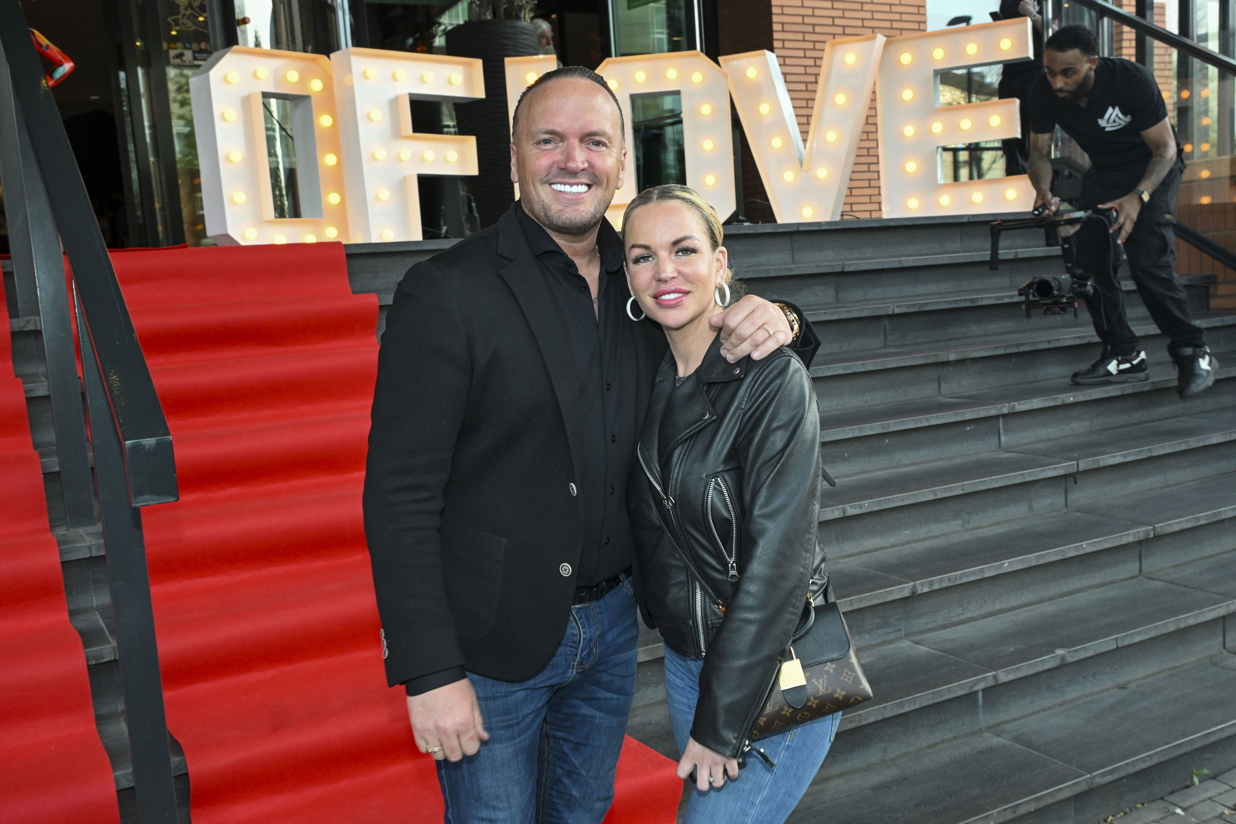 Vrouw van zanger Frank van Etten reageert na geruchten over onderduiken ...