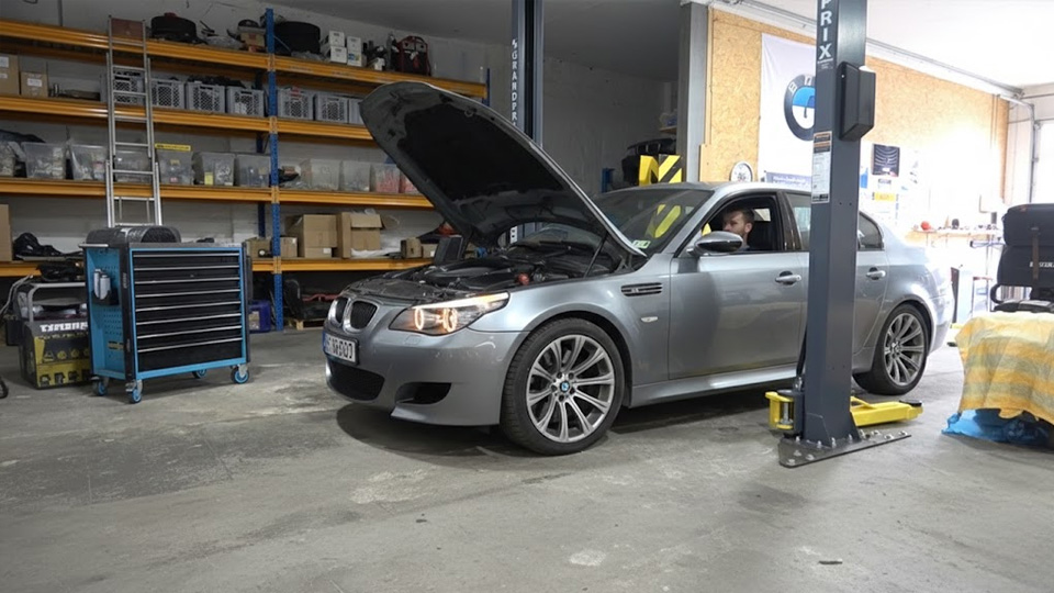 BMW E60 M5 screams like an F1 car