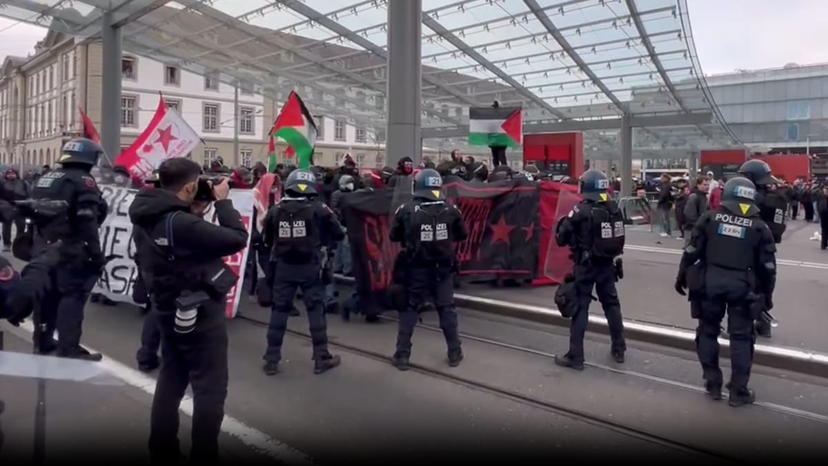 Hunderte an Anti-WEF-Demo: Polizei stellt sich Vermummten in den Weg