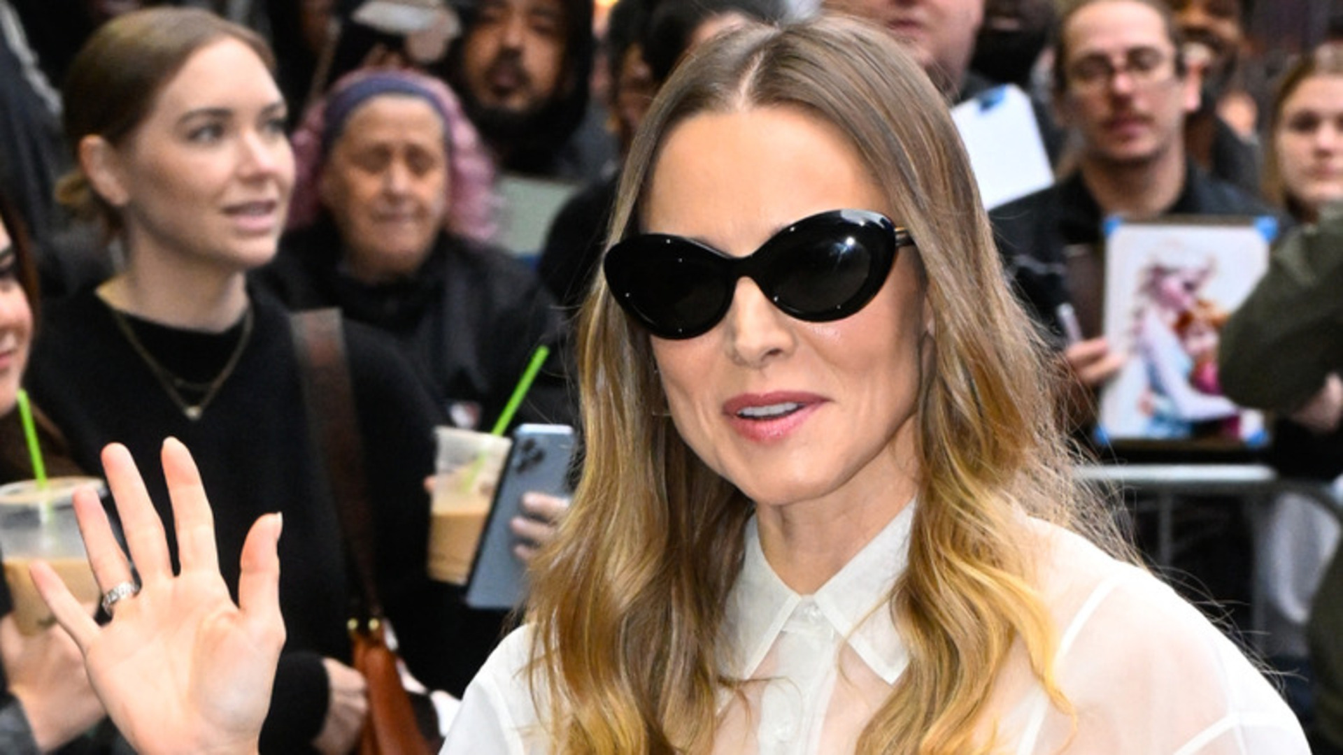 Kristen Bell's inappropriate outfit for Good Morning America had heads ...