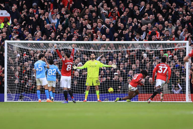 Arsenal handed huge title boost as Man Utd batter Man City to leave big ...