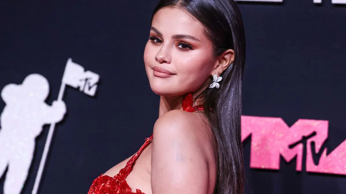 Selena Gomez shares natural selfie following busy week of red carpets