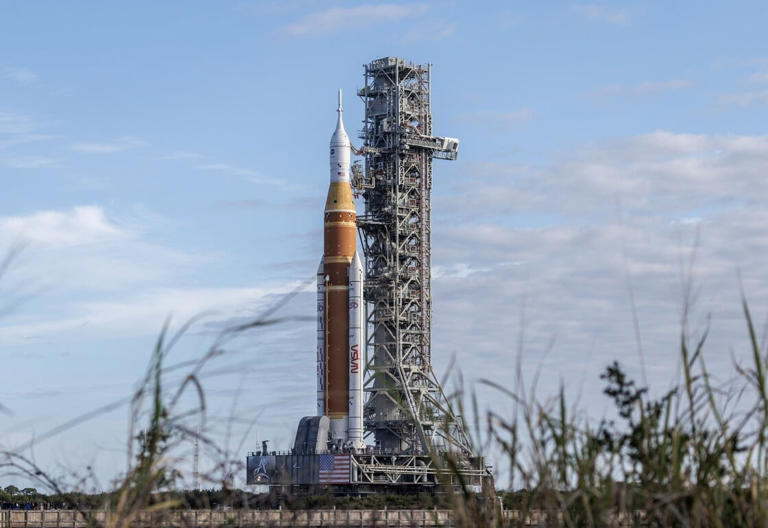 Η NASA μετακίνησε τον πύραυλο Artemis II προς την εξέδρα εκτόξευσης ...