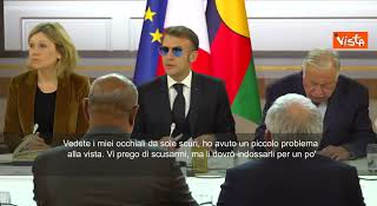 Macron con gli occhiali da sole all'Eliseo: «Ho avuto un problema alla ...