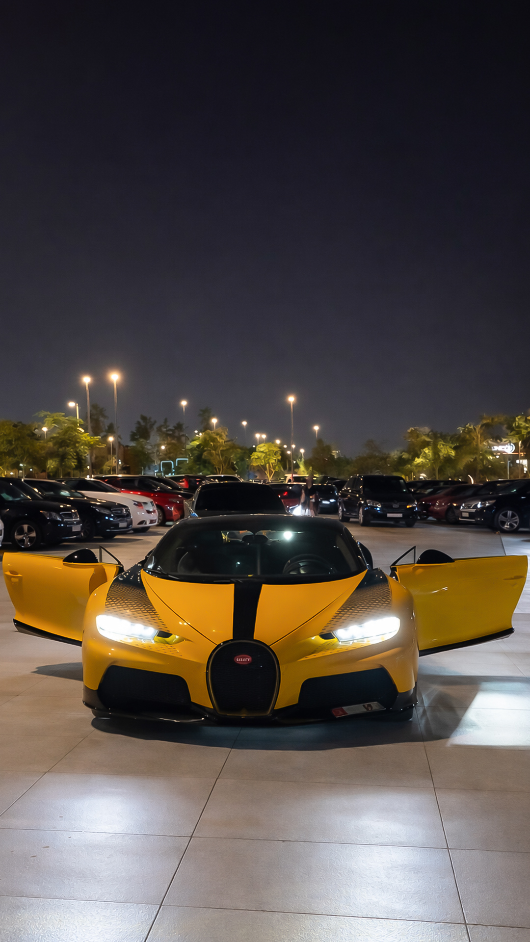 Bugatti Chiron lights up the night