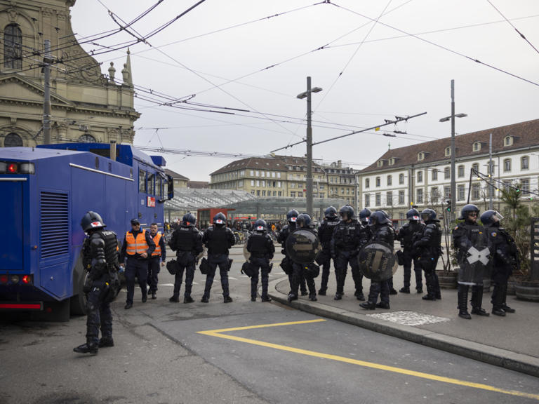 Déploiement policier à Berne lors d'une manifestation anti-WEF