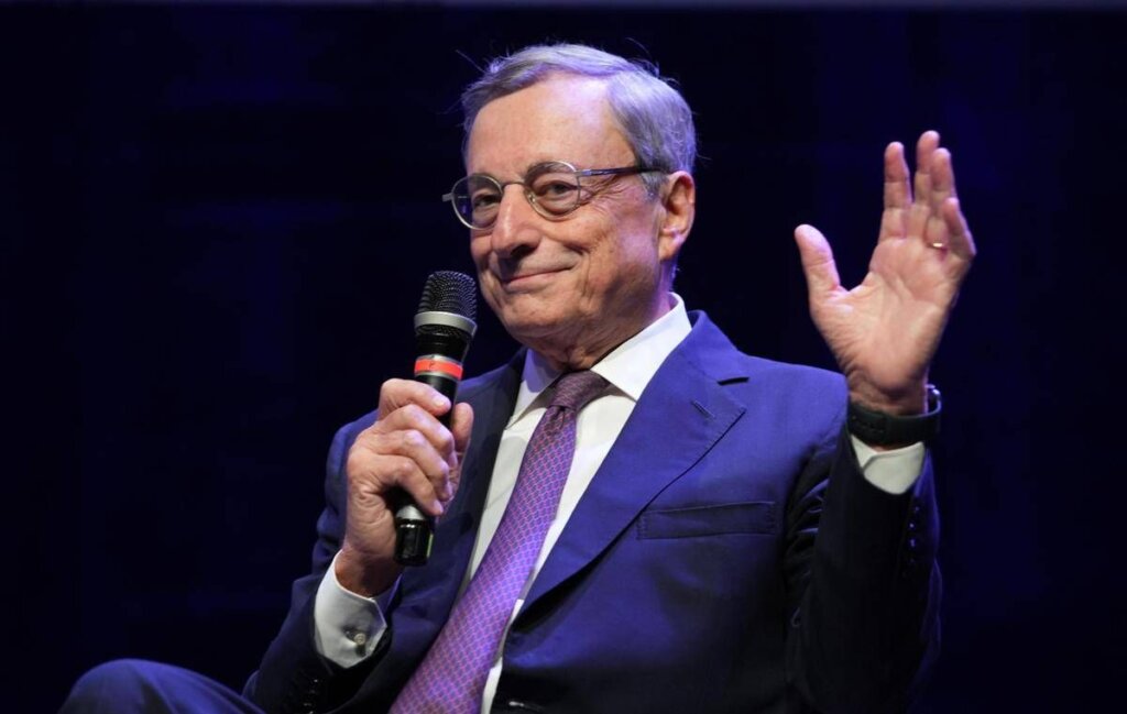 Draghi riceve il premio Carlo Magno: "Mai così tanti nemici per Europa"