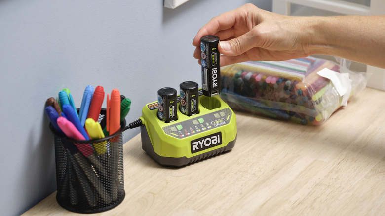 How to check the charge level on a Ryobi 4V USB lithium battery