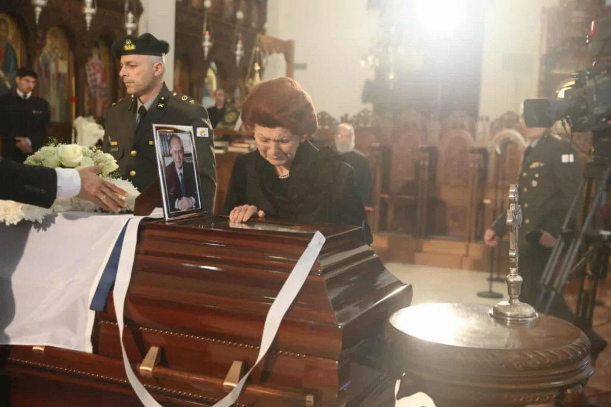 Κύπρος: Συγκίνηση στην κηδεία του Γιώργου Βασιλείου - Παρόντες και ...