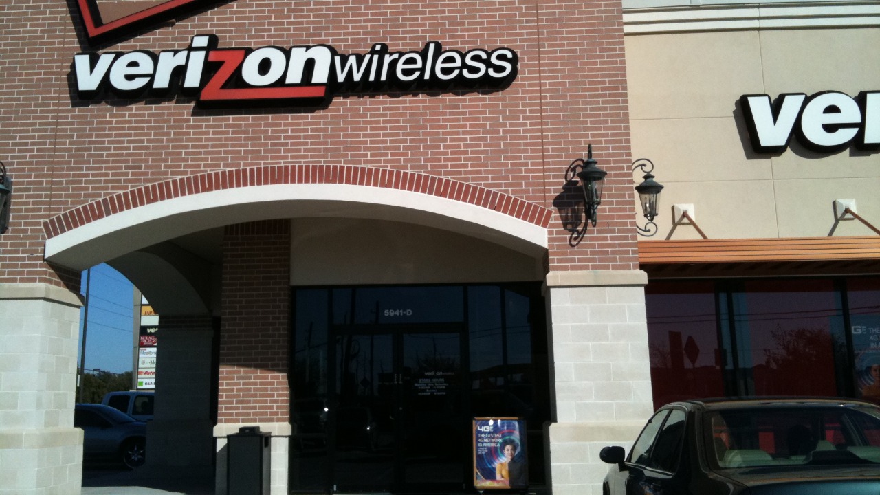 Analyst says 'fat fingers' may have triggered Verizon's massive outage