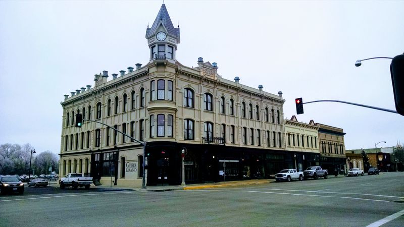 10 little-known Oregon towns locals go to just to unwind