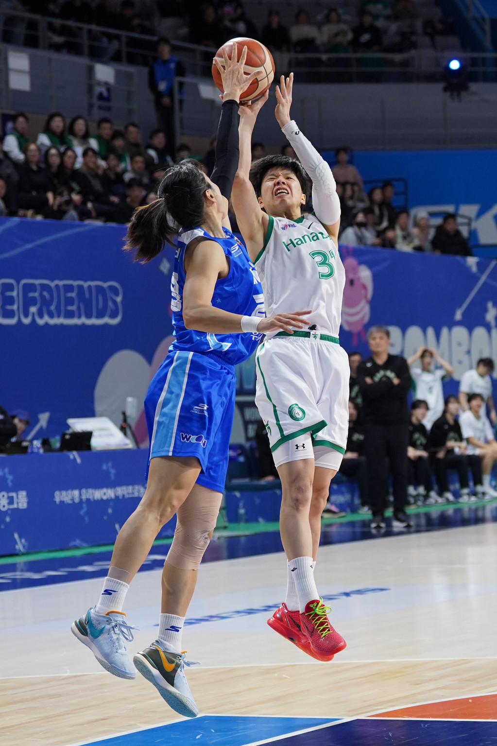 [WKBL] 진안 '12P-13R' 더블더블…선두 하나은행, 우리은행 꺾고 6연승