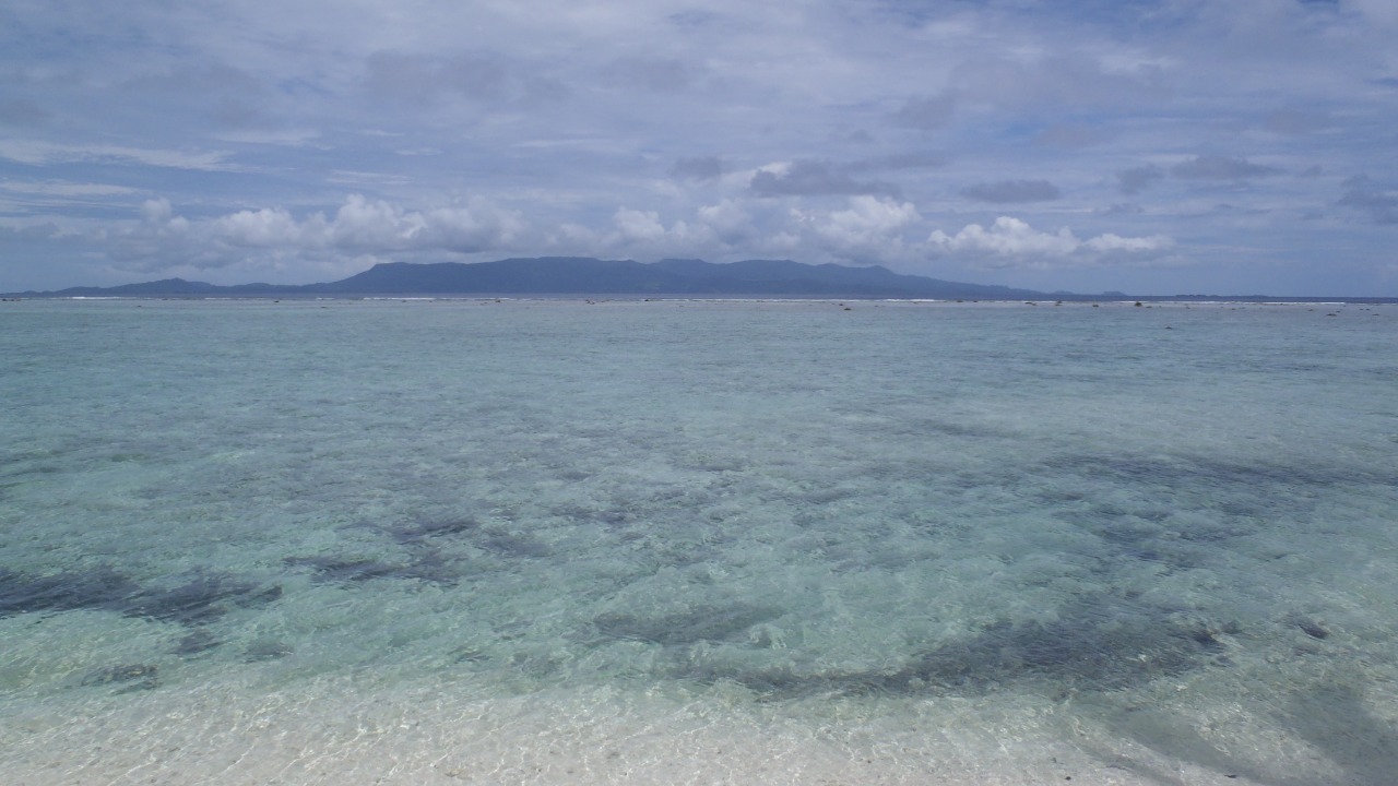 'We can't stay here' sailor flees dream anchorage seconds before it ...