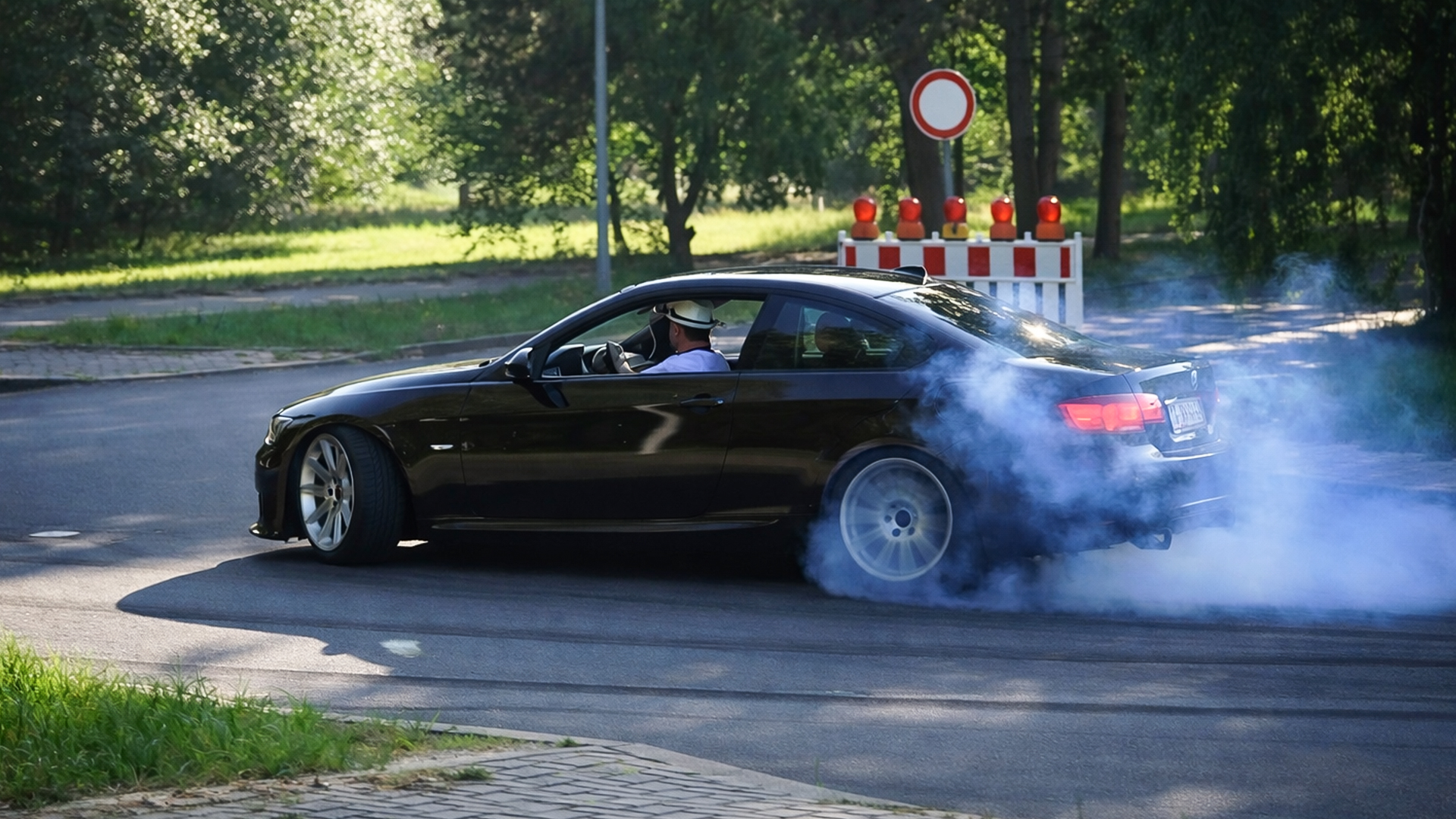 Acceleration and tire smoke from BMW 335i