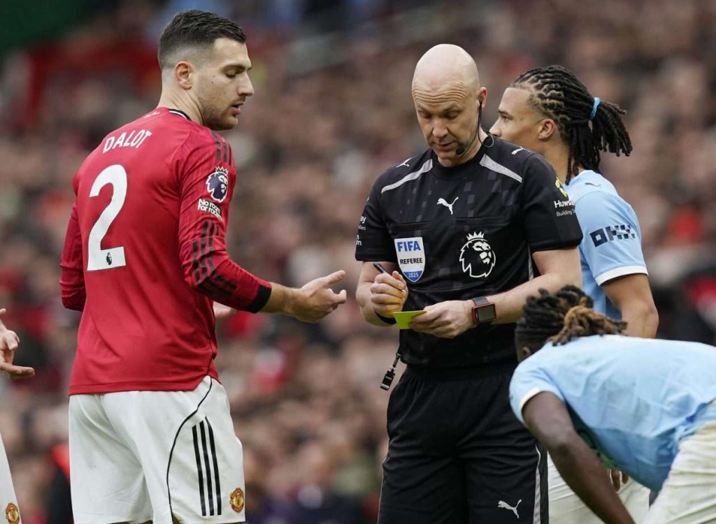 Mike Dean: Diogo Dalotin olisi pitänyt saada punainen kortti ...