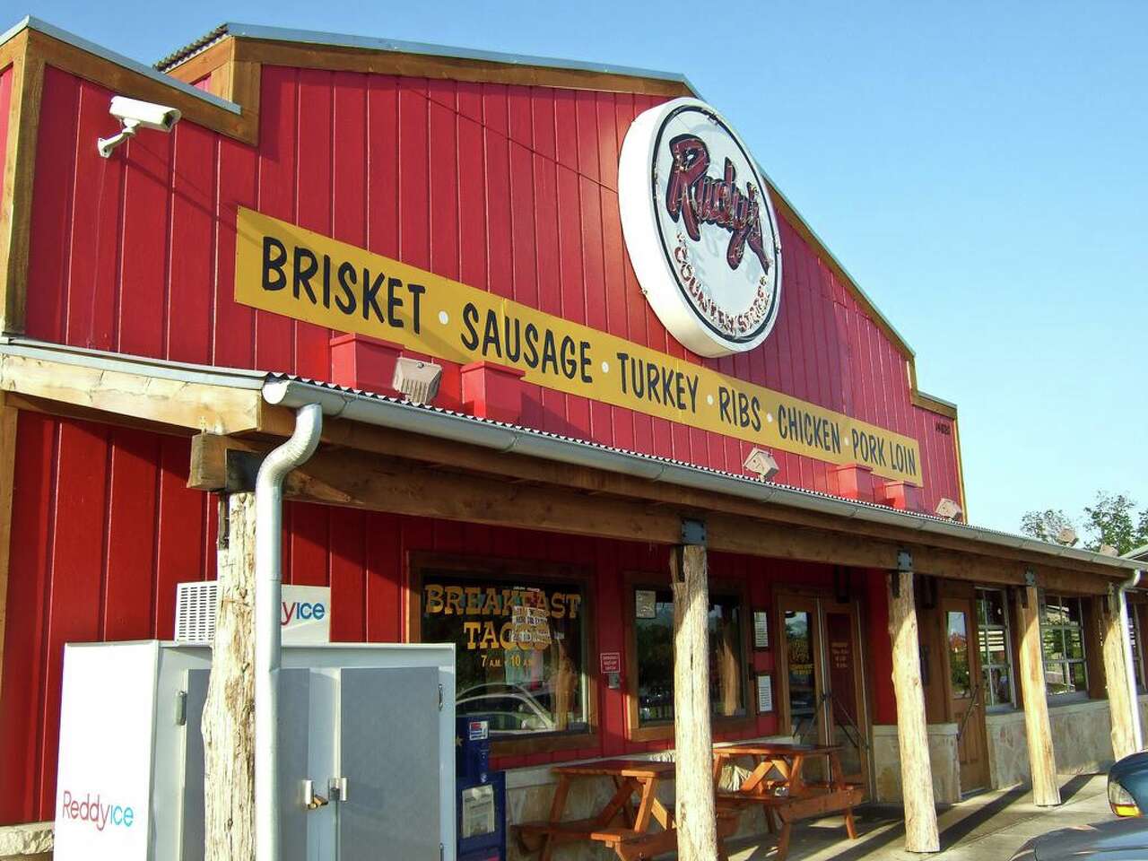 Fire rips through roof of Rudy's BBQ in Tyler, temporarily closing business