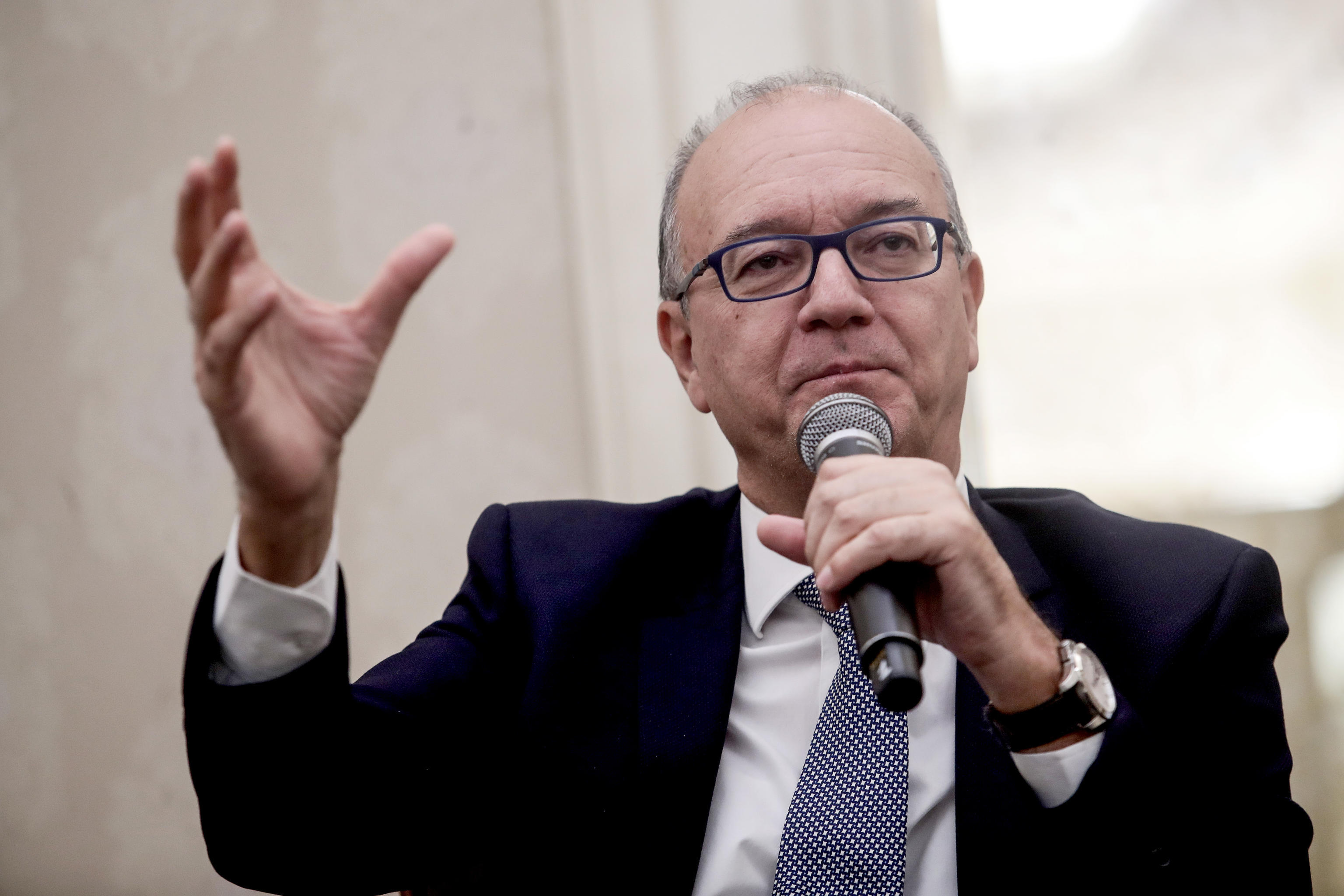 Studente accoltellato, Valditara 'metal detector nelle scuole più a ...