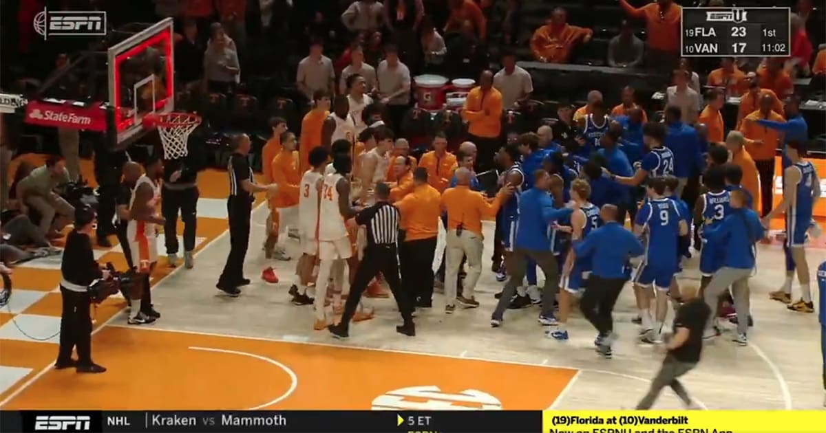 Jaylen Carey shoves Otega Oweh, Mark Pope breaks up fight after ...