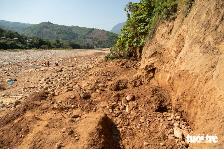 Người dân khoét hàm ếch dưới chân quốc lộ để đãi vàng