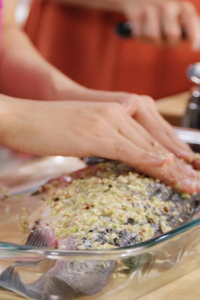 Pescado entero al vapor tailandés con salsa de lima y chile