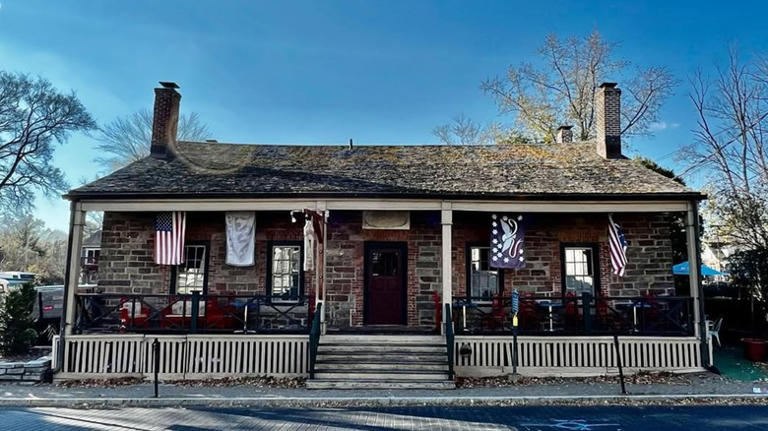 New York's oldest restaurant is a cozy eatery that's older than America ...