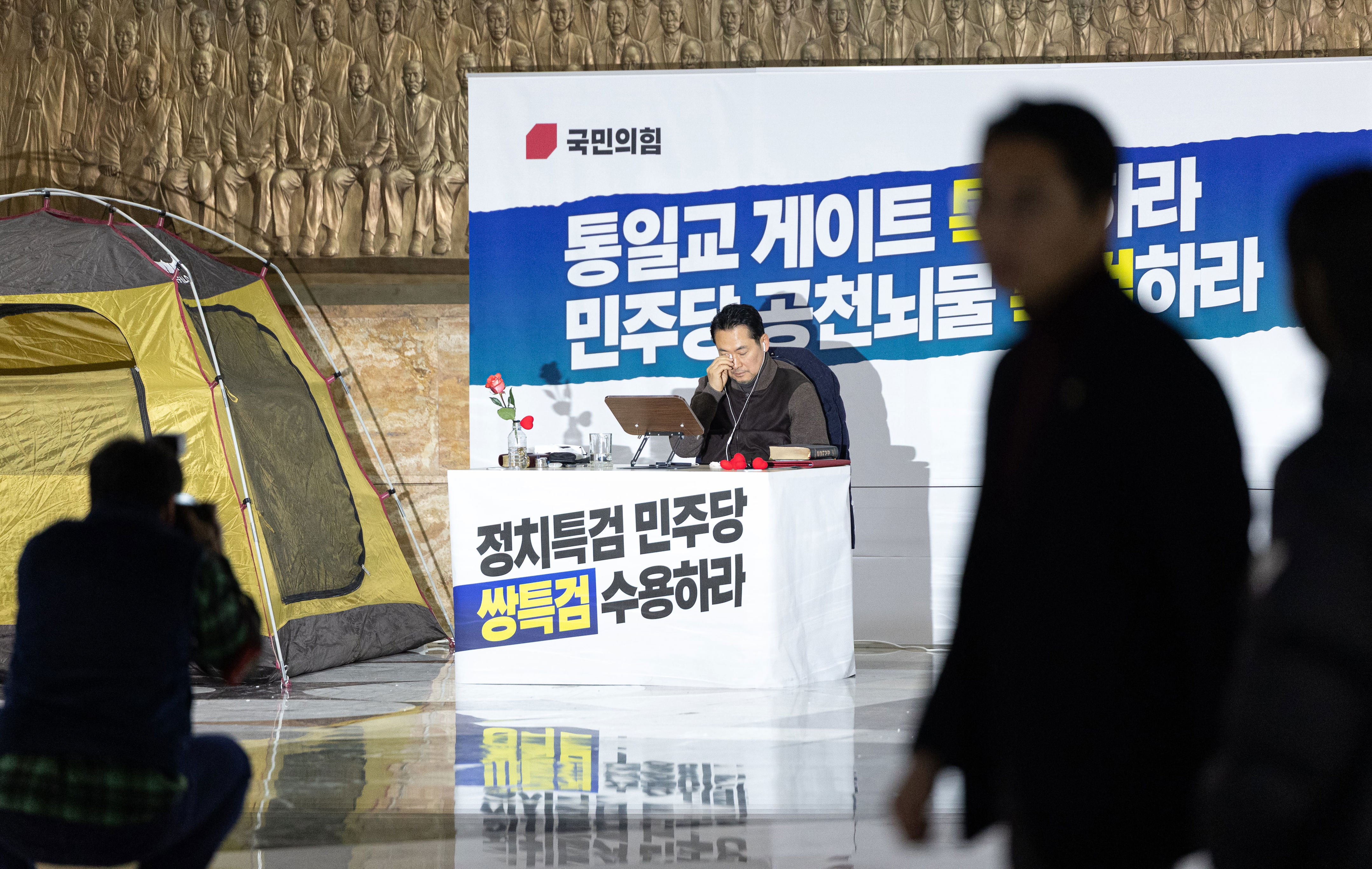 People Power Party leader struggles to maintain focus during hunger strike