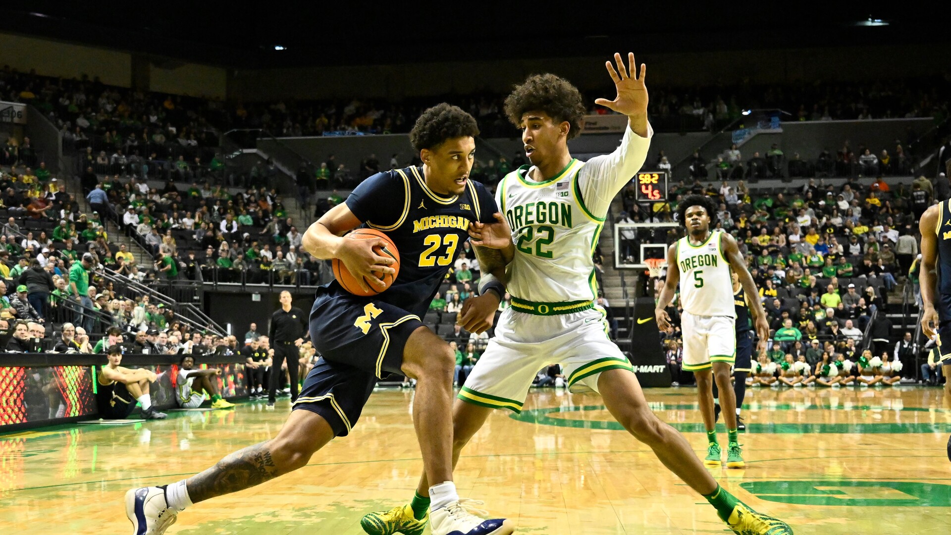 Elliot Cadeau scores 17 points to lead No. 4 Michigan over Oregon 81-71