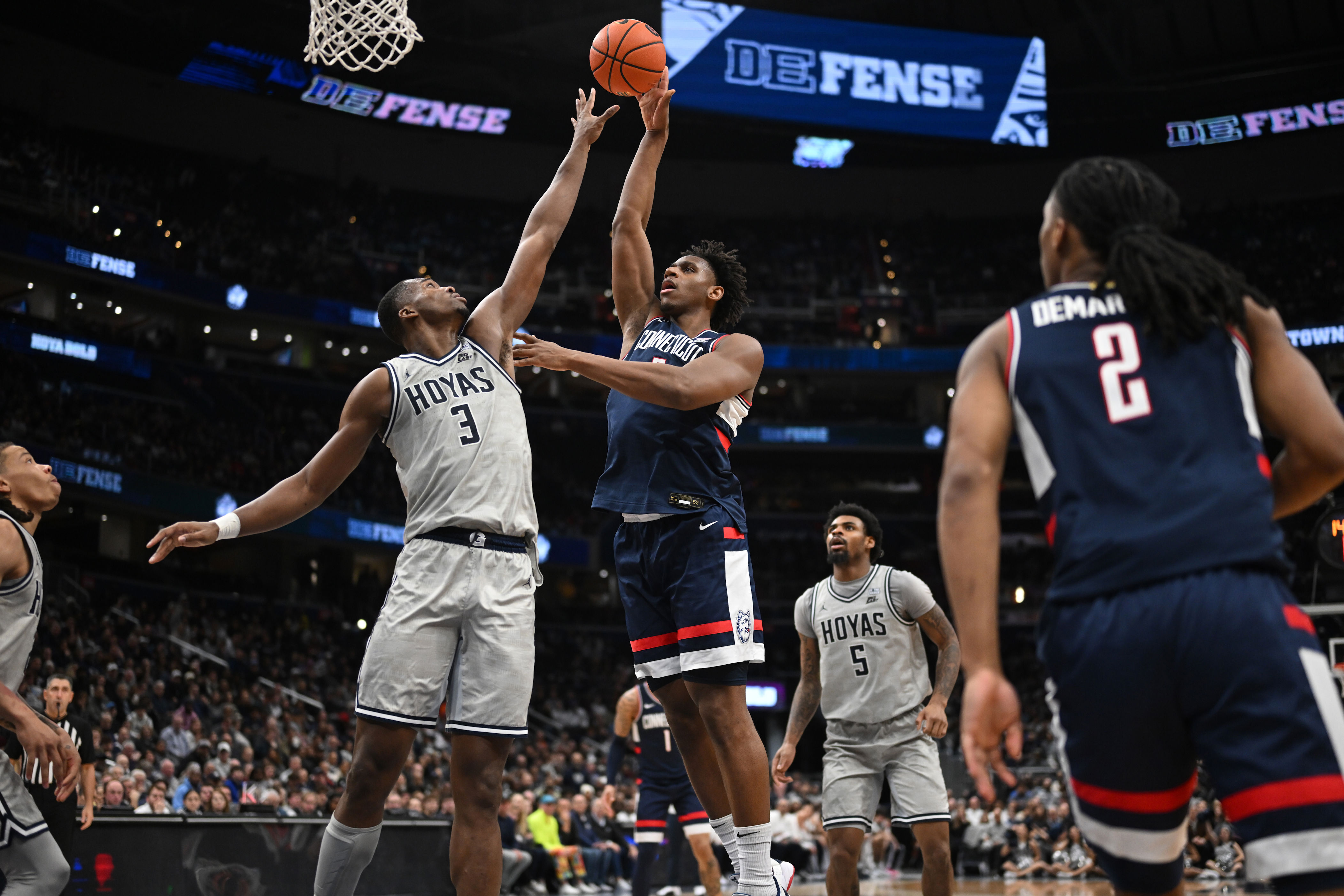 Tarris Reed Jr. scores 15 points, No. 3 UConn fends off Georgetown, 64-62