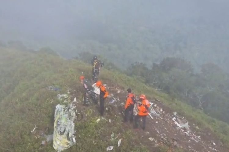 Usai hilang kontak, serpihan pesawat ATR 42-500 ditemukan di puncak ...