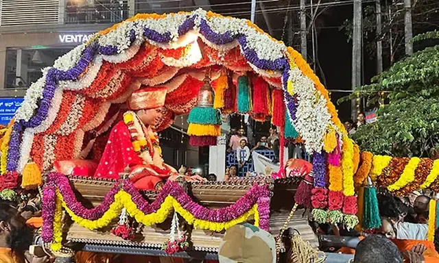 Sri Vedavardhana Tirtha Swamiji ascends Sarvajna Peetha as Paryaya ...