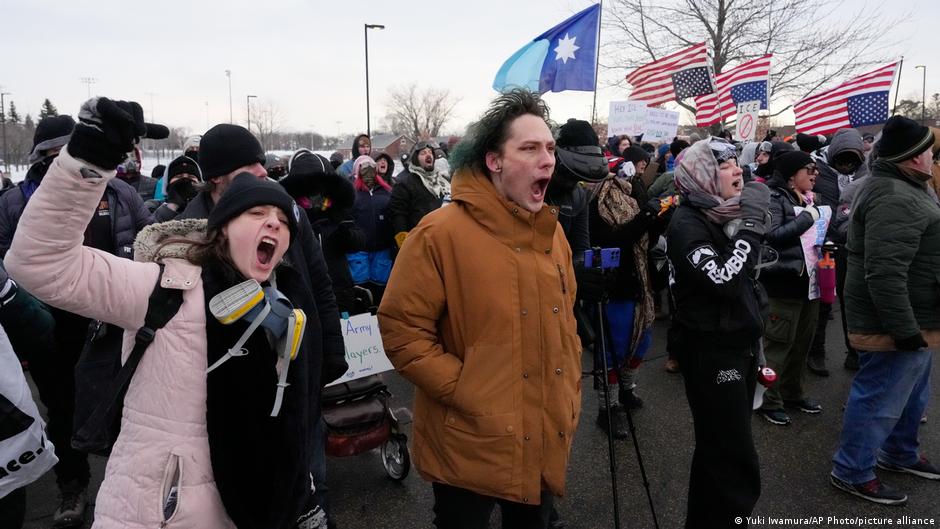 US: Anti-ICE protesters clash with far-right group in Minneapolis
