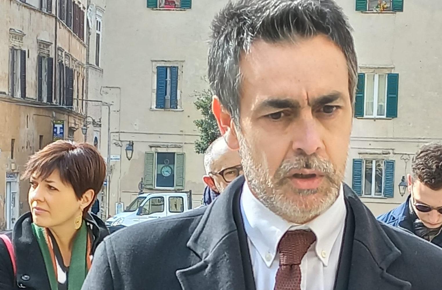 Fermata bus senza un riparo: scatta la petizione al sindaco