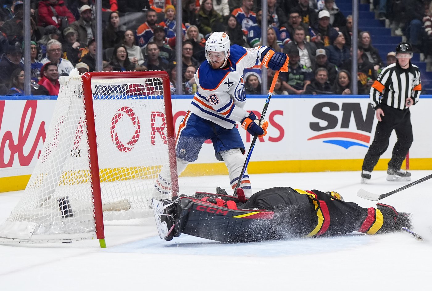 Jarry shines, Edmonton Oilers thump struggling Vancouver Canucks 6-0