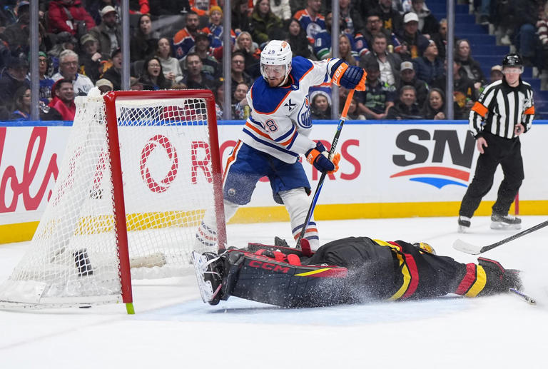 Jarry shines, Edmonton Oilers thump struggling Vancouver Canucks 6-0