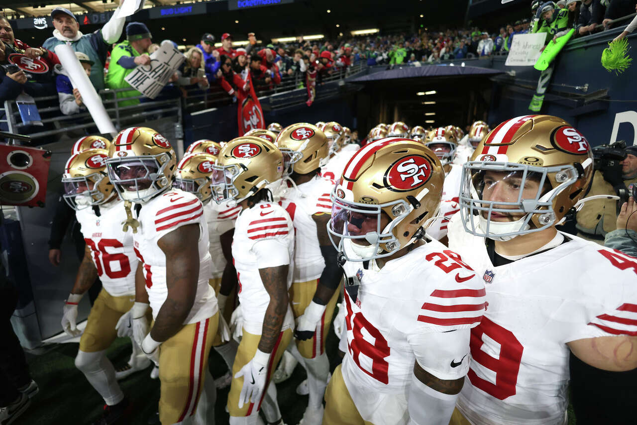 49ers player destroys Seahawks fan's sign calling injured stars 'cupcakes'