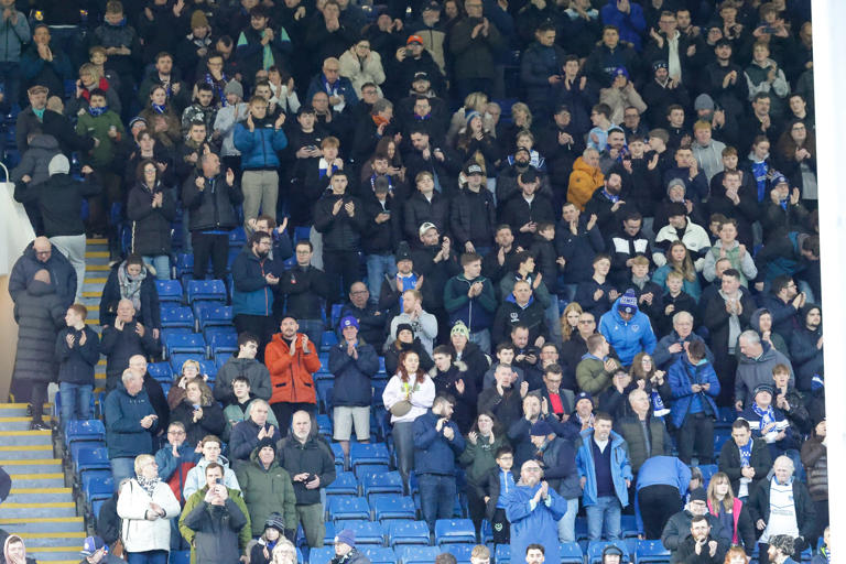 29 brilliant pictures of Portsmouth faithful roaring on side at ...