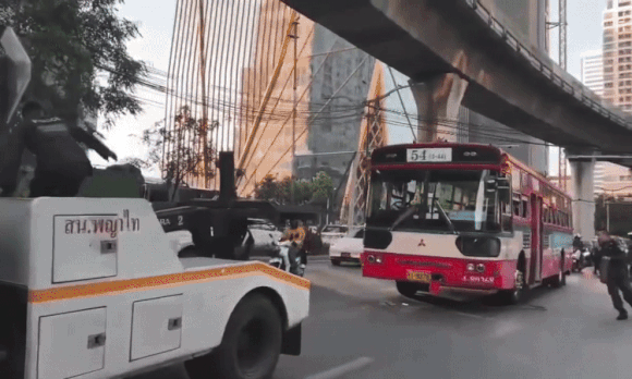 Runaway bus rolls through Bangkok after tow cable snaps