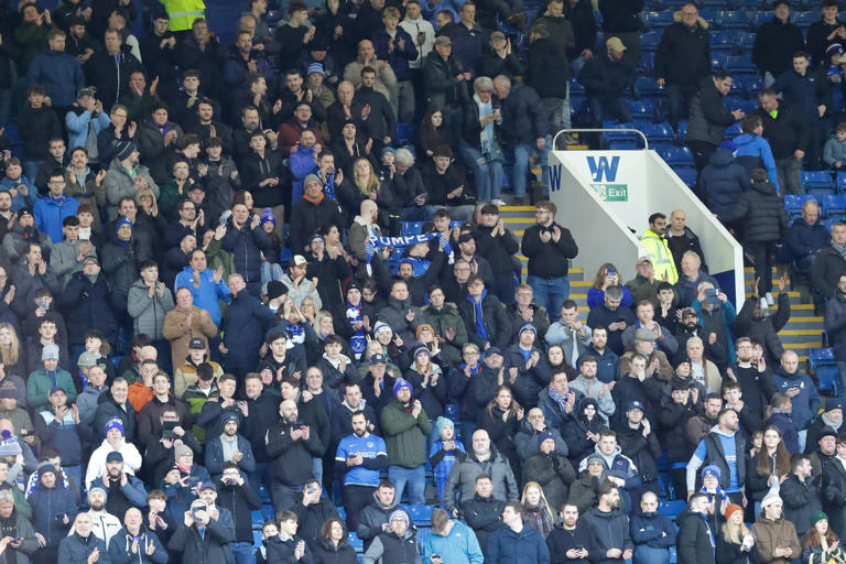 29 brilliant pictures of Portsmouth faithful roaring on side at ...