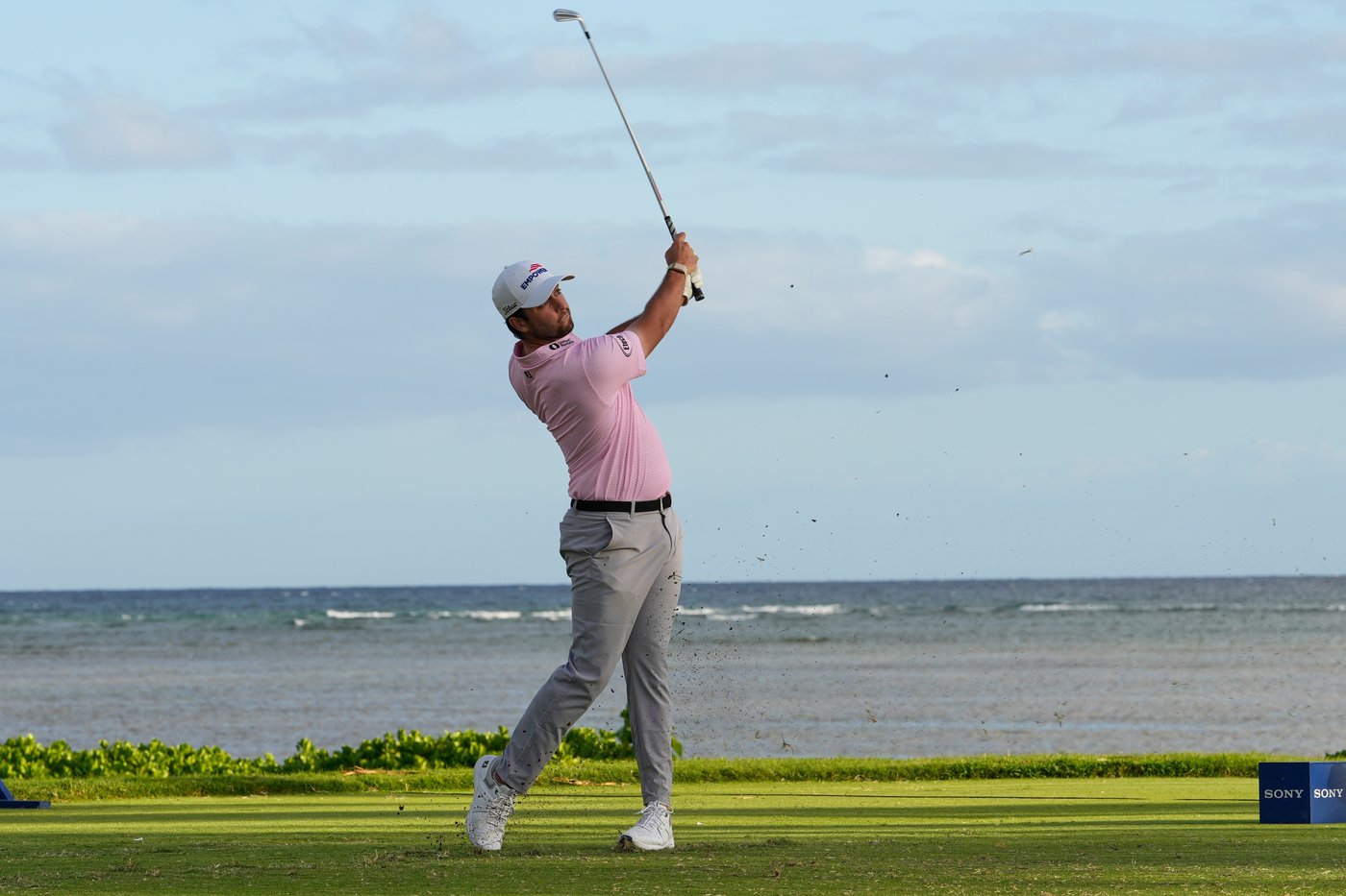 Davis Riley takes 2-shot lead in PGA Tour opener at windswept Waialae
