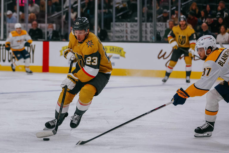 Golden Knights pour it on Predators, earn 7th straight victory