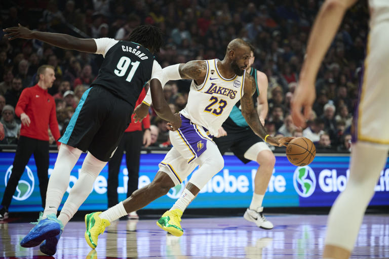 Lakers player ratings: LeBron fails to step up enough against Trail ...