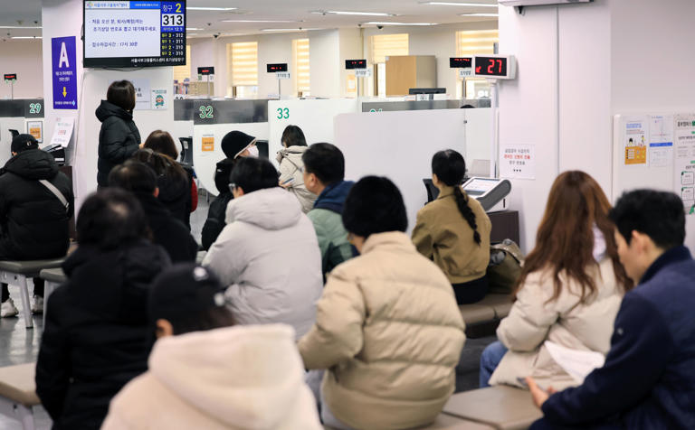 20s employment rate drops first time in five years