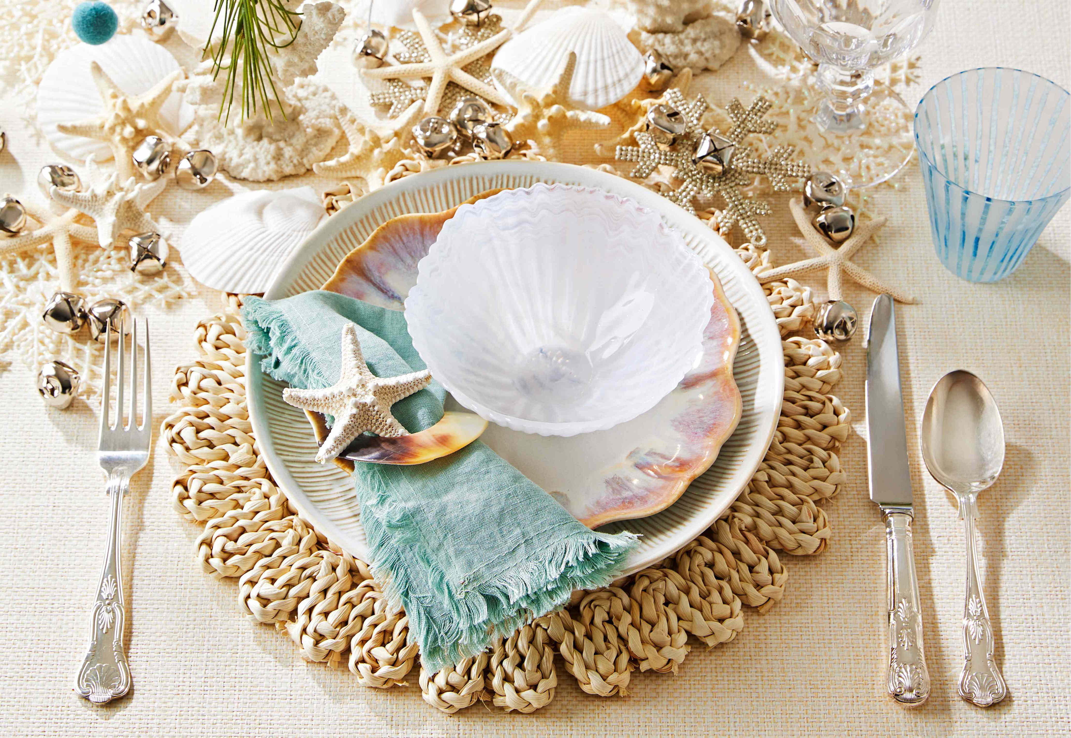 This trending coastal style is the unexpected winter dinner party theme ...