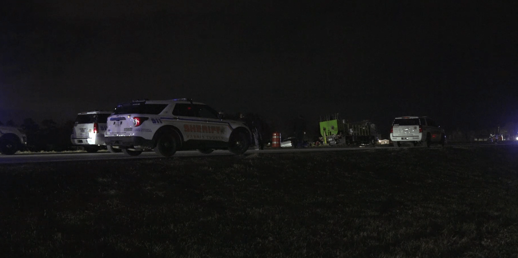 Fatal accidente en Crosby Freeway deja un trabajador muerto y otro grave