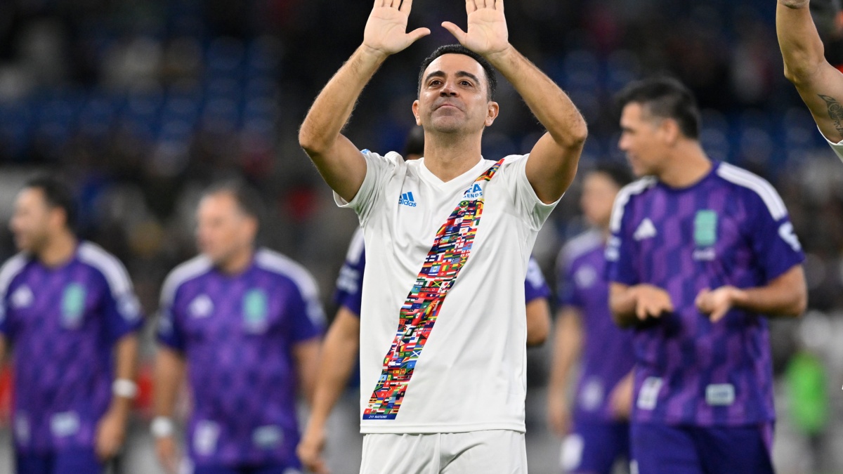 Xavi le mete brutal golazo a Conejo Pérez en juego de leyendas de la FIFA