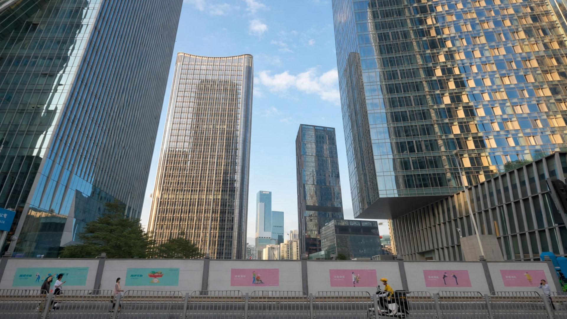 Spaziergang zwischen den Türmen im Nanshan-Viertel von Shenzhen