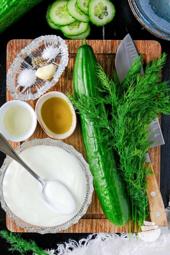 Gurkensalat mit Joghurt-Dressing